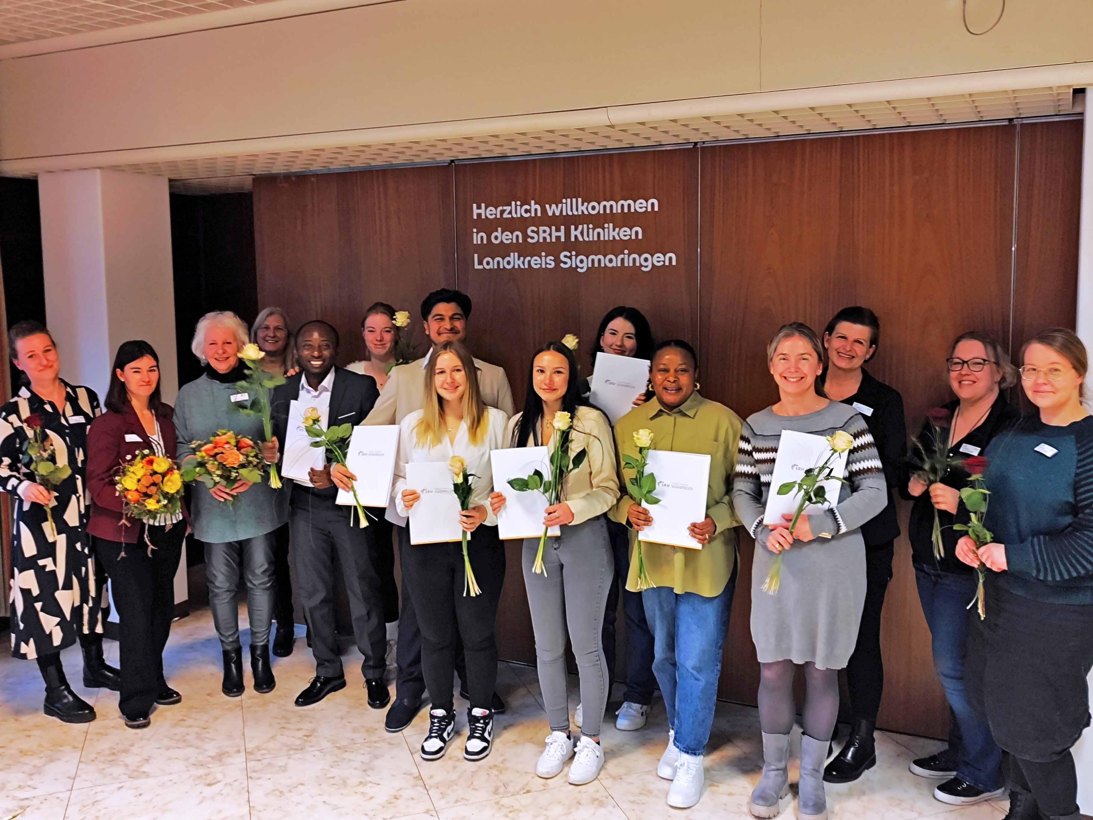 Erster Jahrgang schließt Ausbildung zu Gesundheits- und Krankenpflegehelfenden an der SRH ...